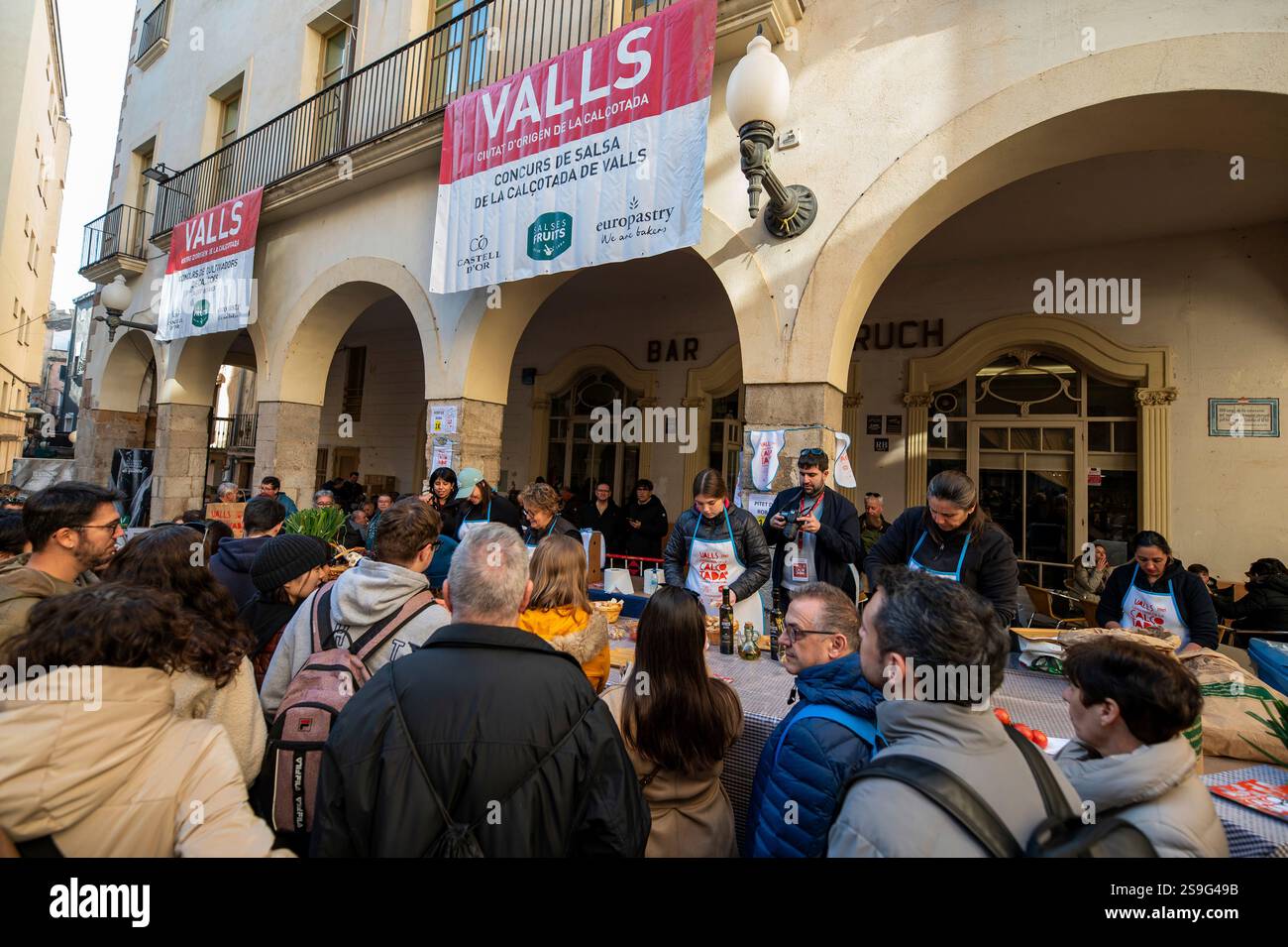 Dozens of people during the Festa de la Calçotada, on January 26, 2025 ...