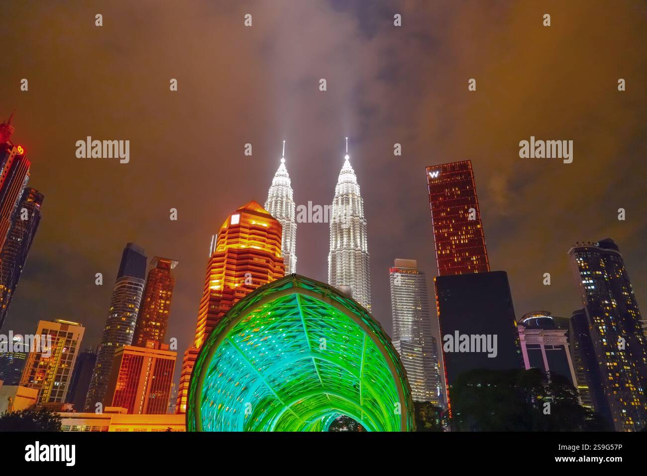 Cityscape night view beautiful panorama Petronas Twin Towers and Saloma ...