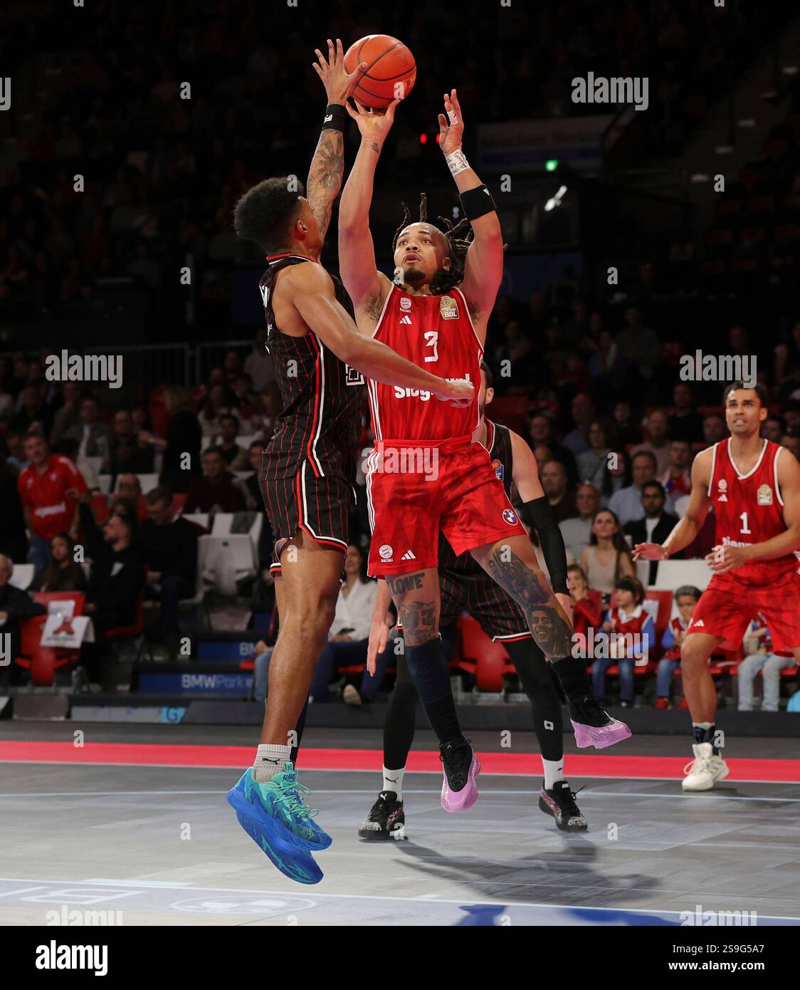 Ibrahim Watson-Boye (Baskets Bamberg, #2) blockt Carsen Edwards (FC ...