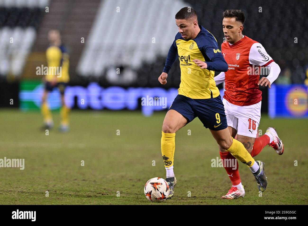 Rodrigo Zalazar (16) of Braga pictured defending on Franjo Ivanovic (9 ...