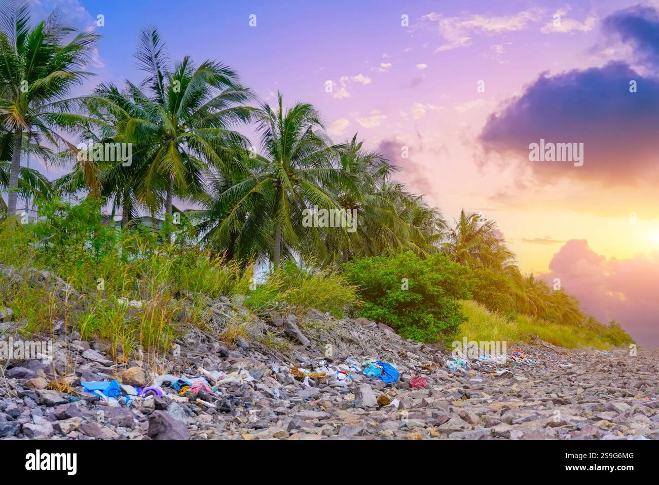 Catastrophic scale plastic pollution tropical hi-res stock photography ...