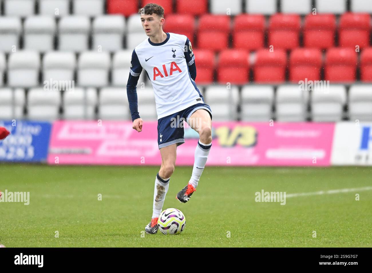 Maeson King (3 Tottenham) controls the ball during the Premier League 2 ...
