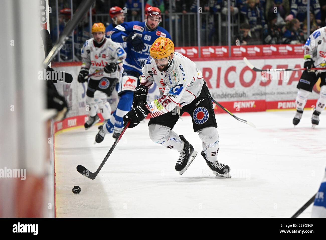 Dominik Uher (Pinguins Bremerhaven #26) Schwenninger Wild Wings gegen ...