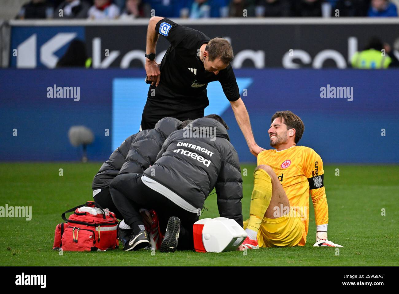 Torwart Kevin Trapp Eintracht Frankfurt SGE (01) verletzt Verletzung Betreuer Schiedsrichter ...