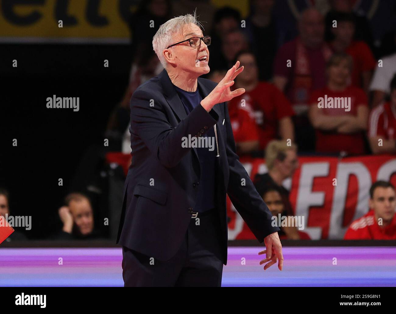 Gordon Herbert (FC Bayern Basketball, Cheftrainer) gibt Anweisungen ...