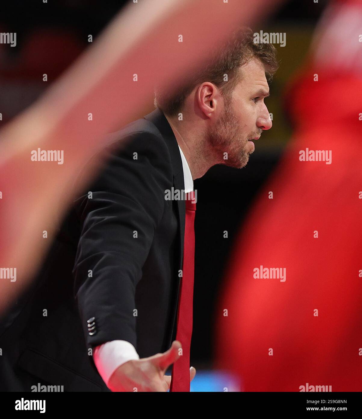 Anton Gavel (Baskets Bamberg, Cheftrainer) waehrend dem Spiel. GER, FC ...