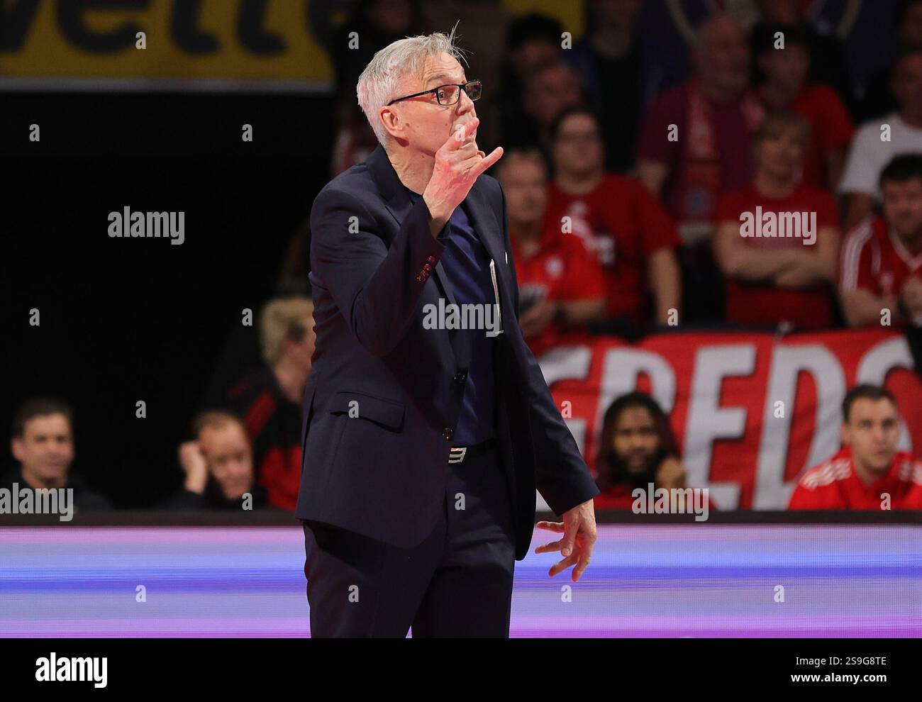 Gordon Herbert (FC Bayern Basketball, Cheftrainer) gibt Anweisungen ...