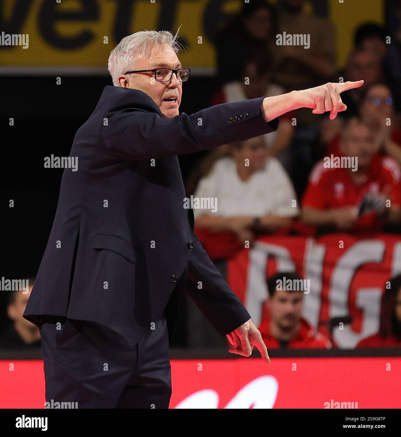 Gordon Herbert (FC Bayern Basketball, Cheftrainer) gibt Anweisungen ...