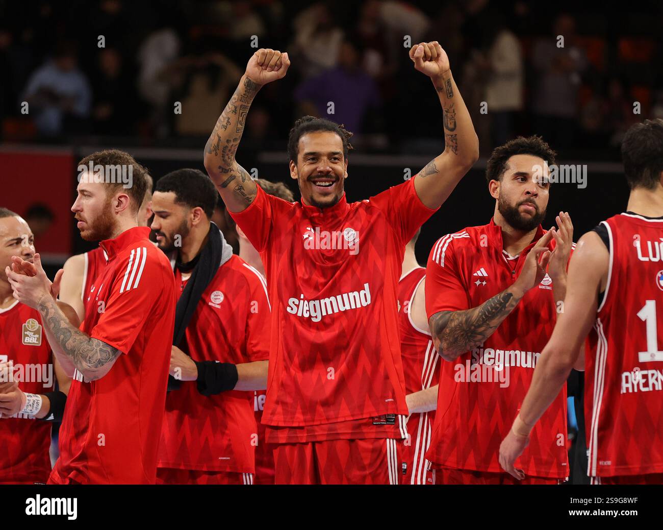 Kevin Yebo (FC Bayern Basketball, #53) bejubelt den Sieg. GER, FC ...