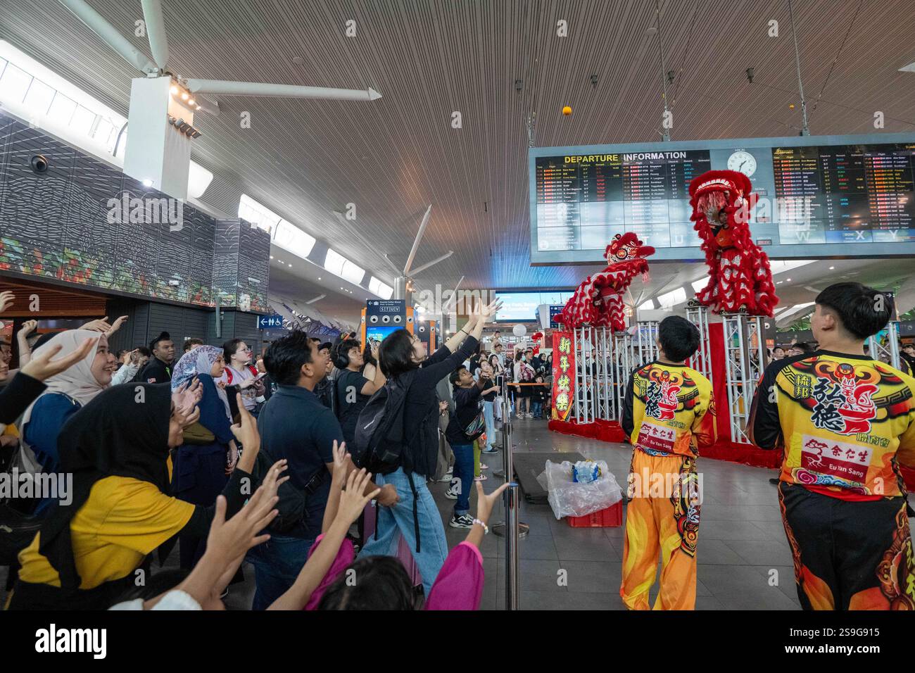 (250126) -- KUALA LUMPUR, Jan. 26, 2025 (Xinhua) -- A lion dance performance is staged at Kuala ...