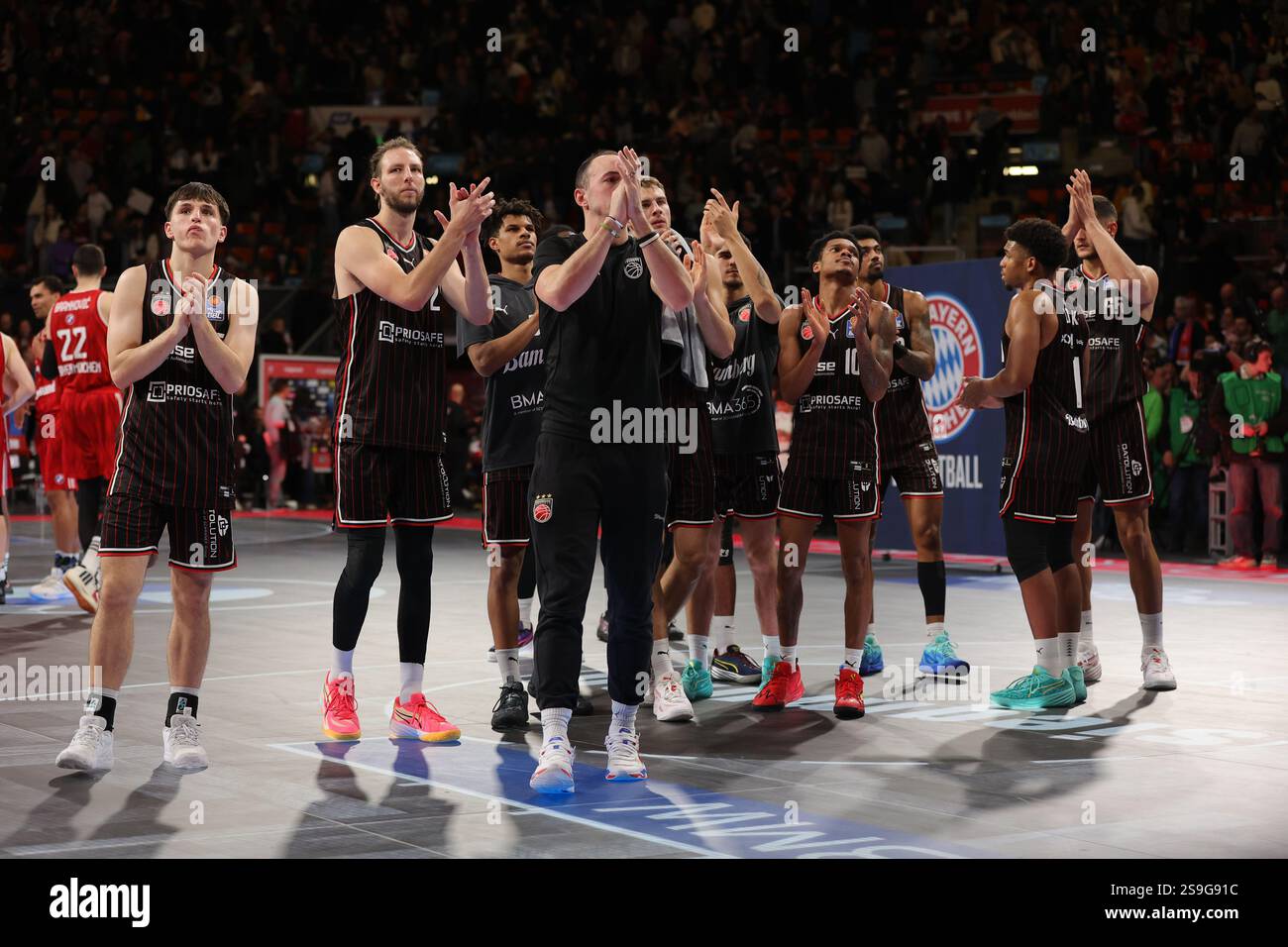 Spieler der Bamberg Baskets applaudieren den mitgereisten Fans. GER, FC ...