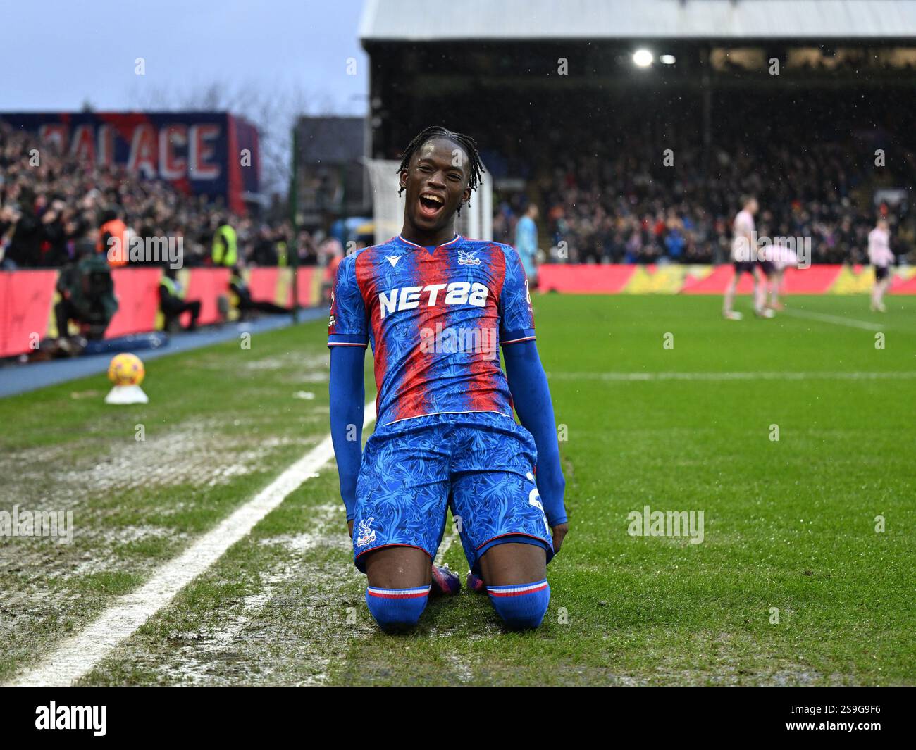 London, UK. 26th Jan, 2025. Romain Esse celebrates scoring for Crystal ...
