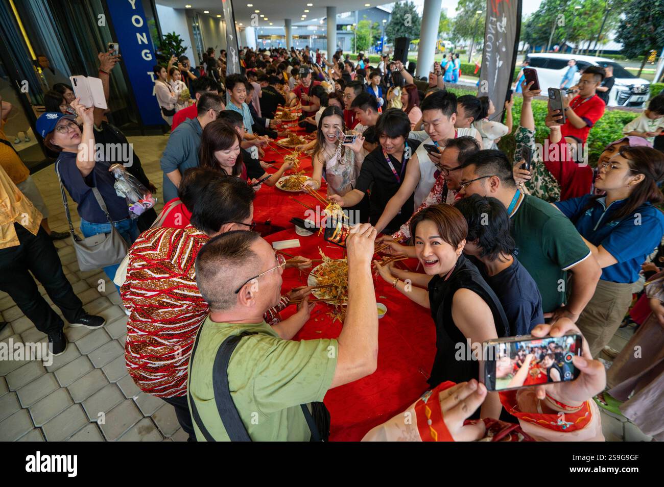 (250126) -- MALACCA, Jan. 26, 2025 (Xinhua) -- People participate in an ...