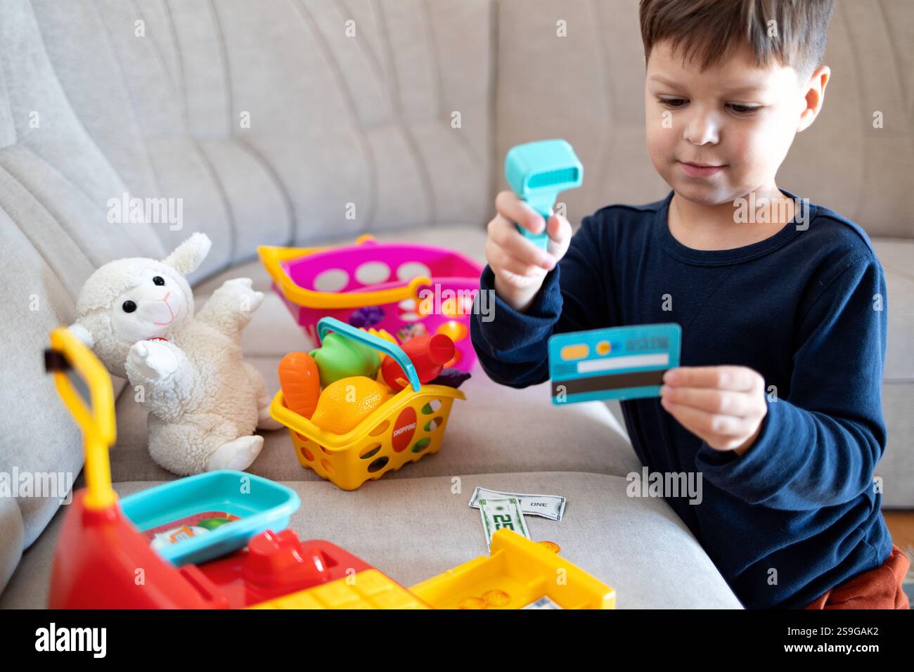 A child plays store with a toy cash register Stock Photo - Alamy