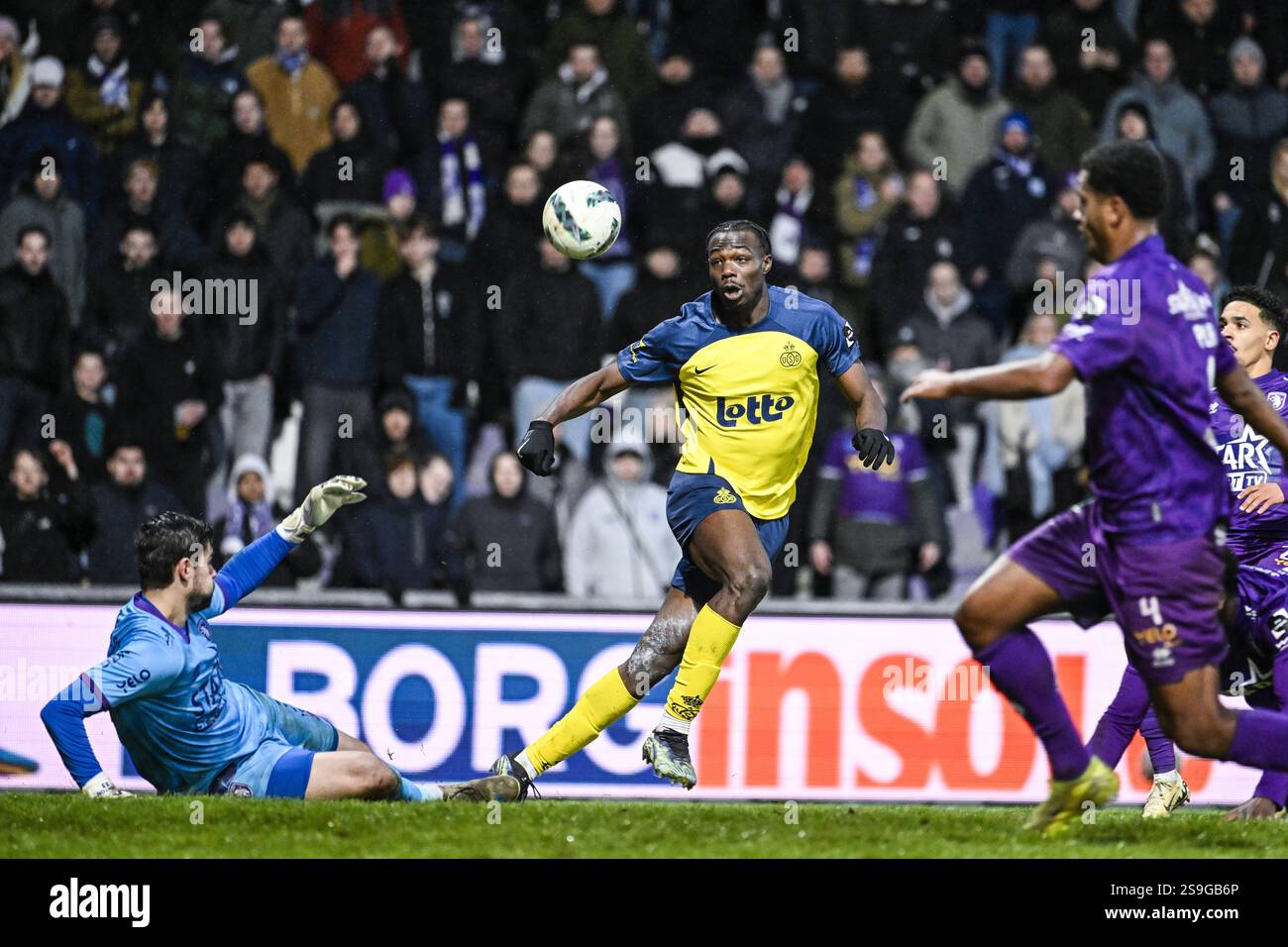 Beerschot's goalkeeper Nick Shinton and Union's Promise David pictured ...