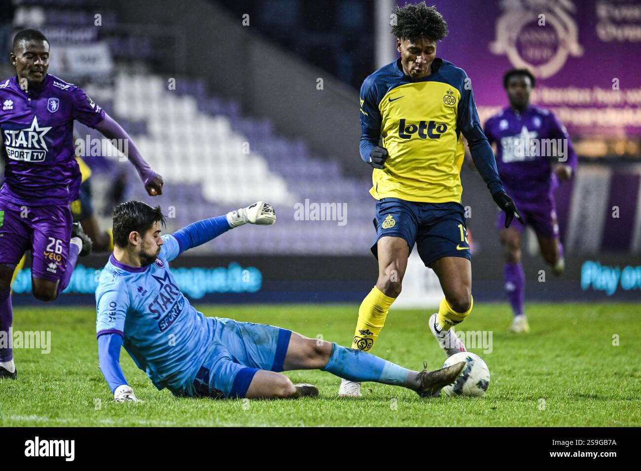 Beerschot's goalkeeper Nick Shinton and Union's Kevin Rodriguez ...