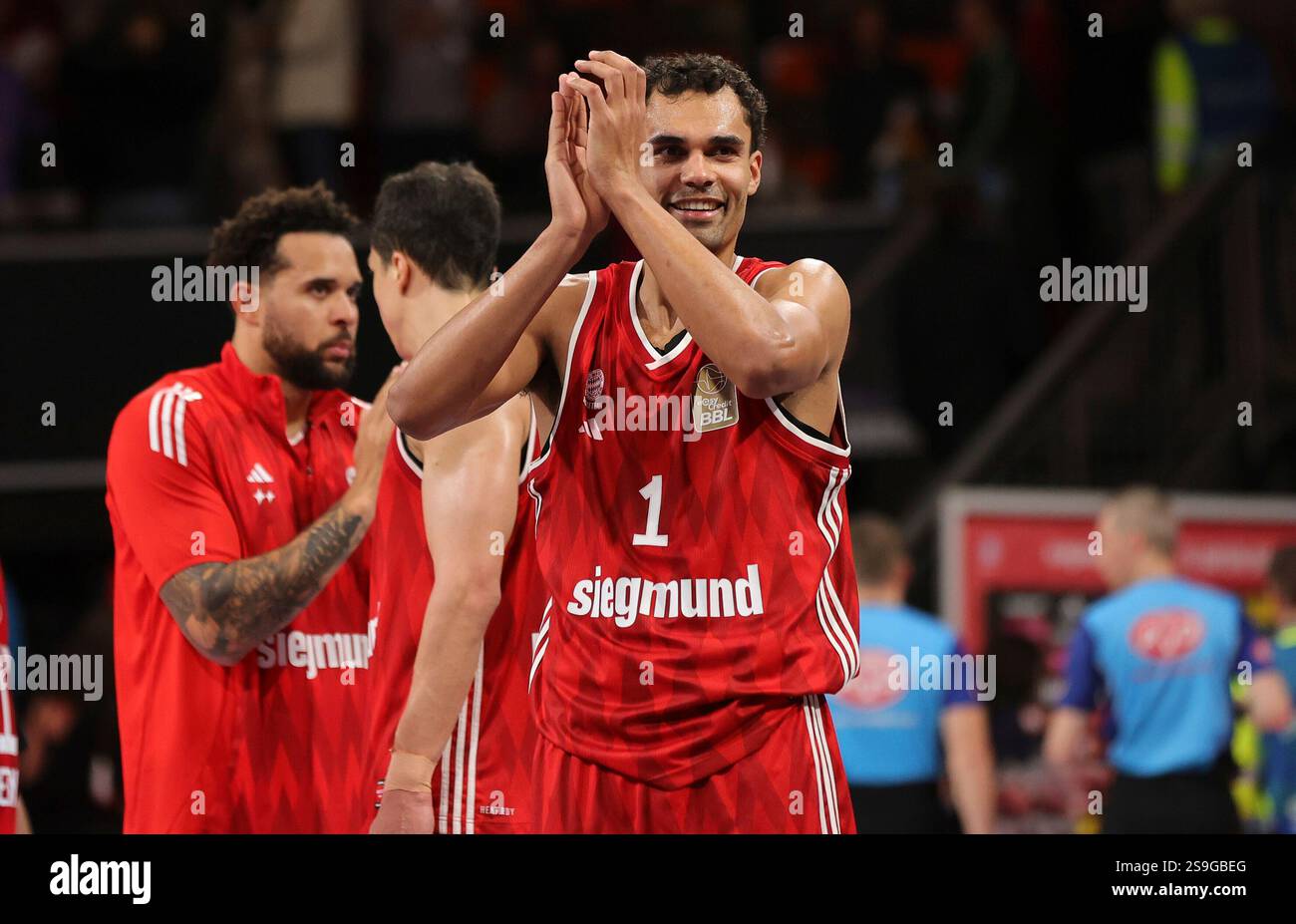 Oscar da Silva (FC Bayern Basketball, #1) applaudiert. GER, FC Bayern ...