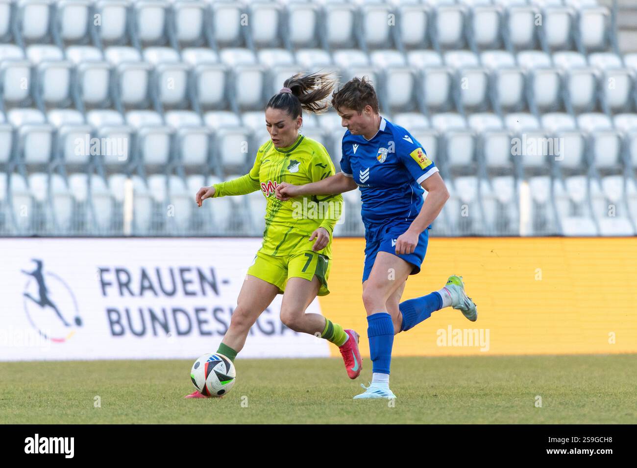 Ereleta Memeti (TSG Hoffenheim, #07) im Zweikampf mit Gwen Mummert (FC ...