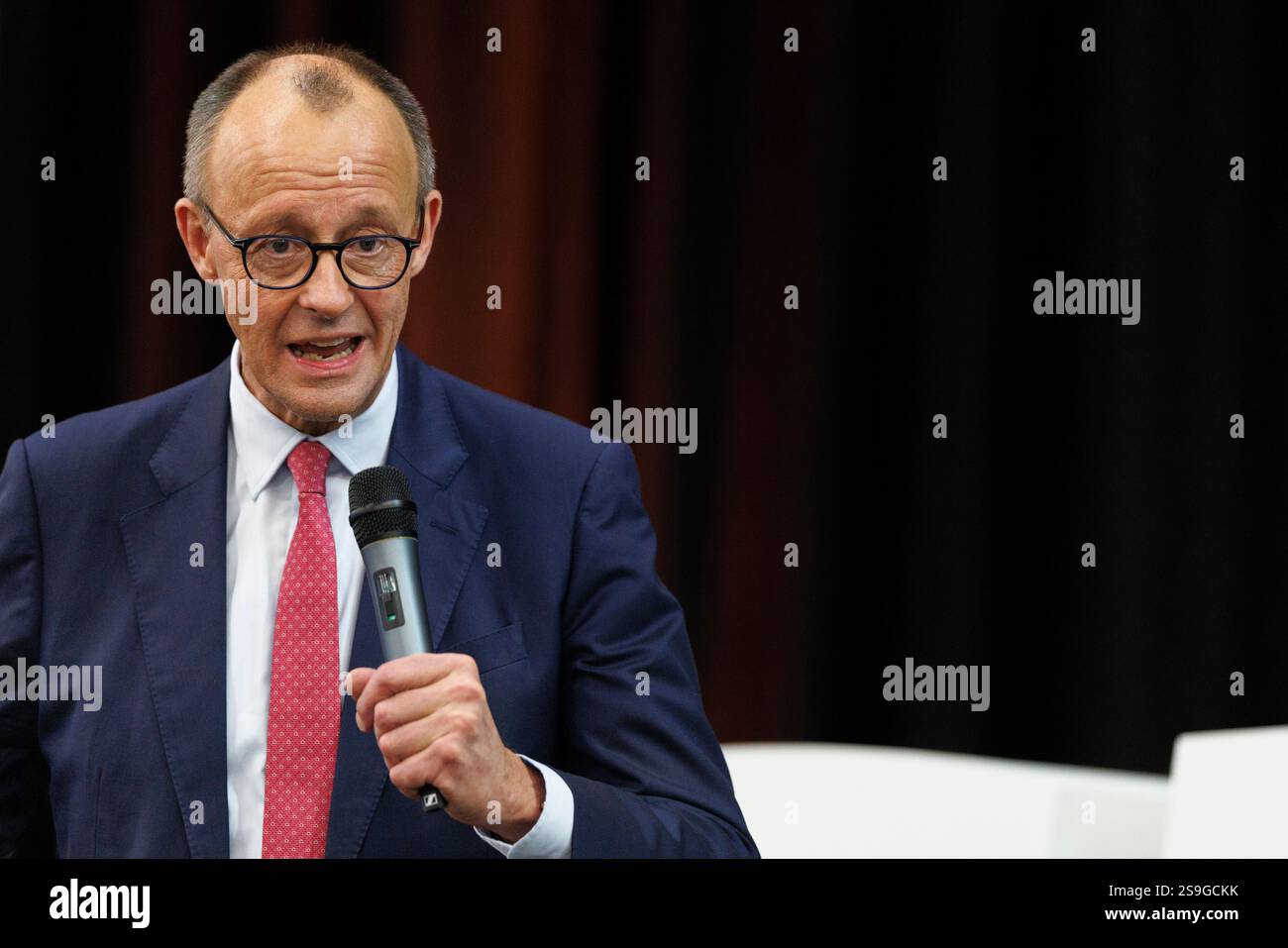 26 January 2025, North Rhine-Westphalia, Menden: Chancellor candidate ...