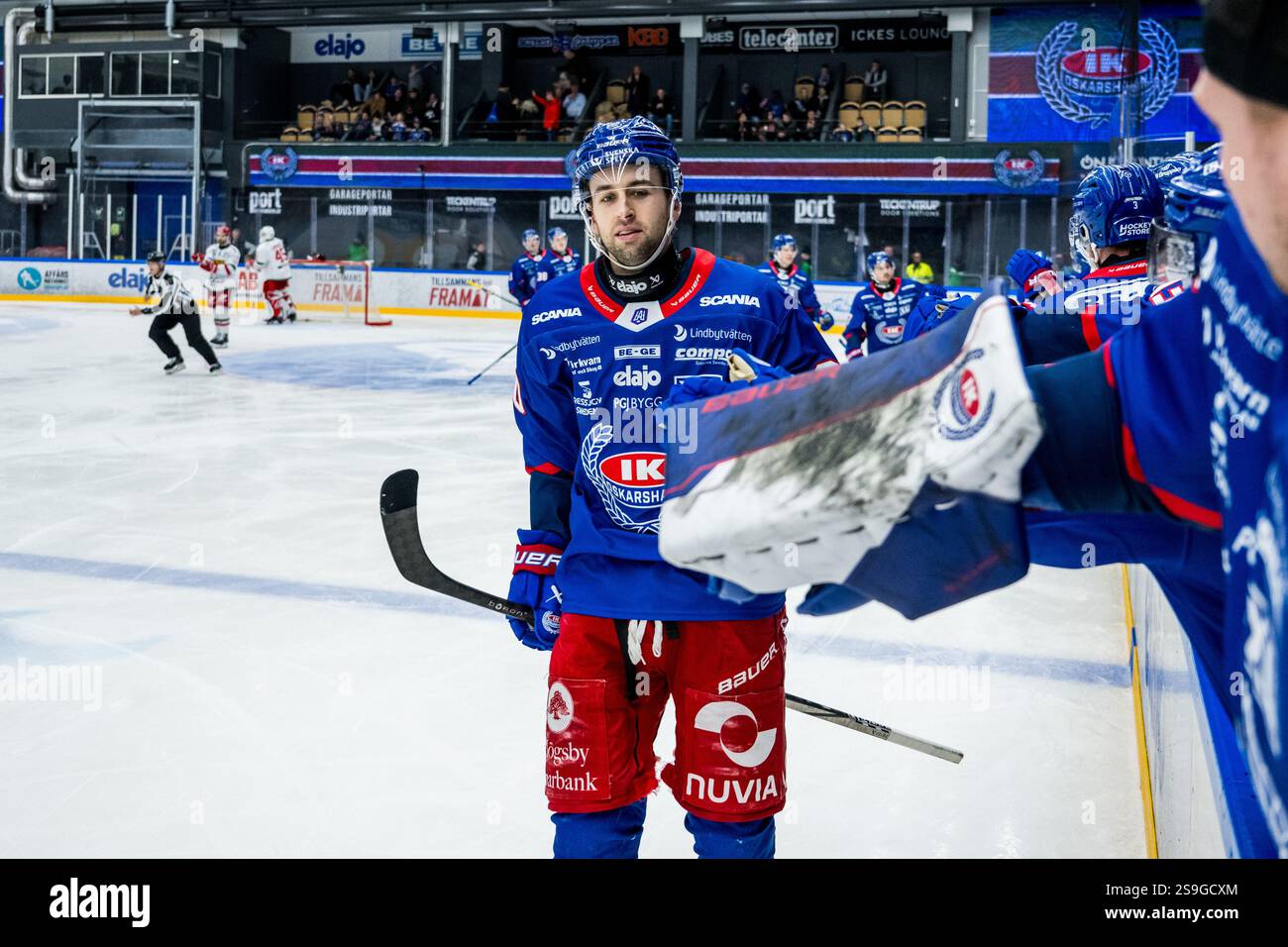 250126 Oskarshamns Liam Hawel jublar efter 2-1 under ishockeymatchen i ...
