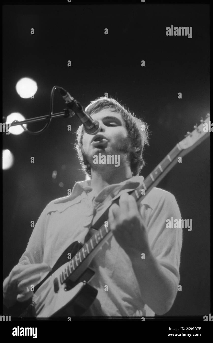 SUPERGRASS, CONCERT, 1997: Gas Coombes of Supergrass playing live at ...