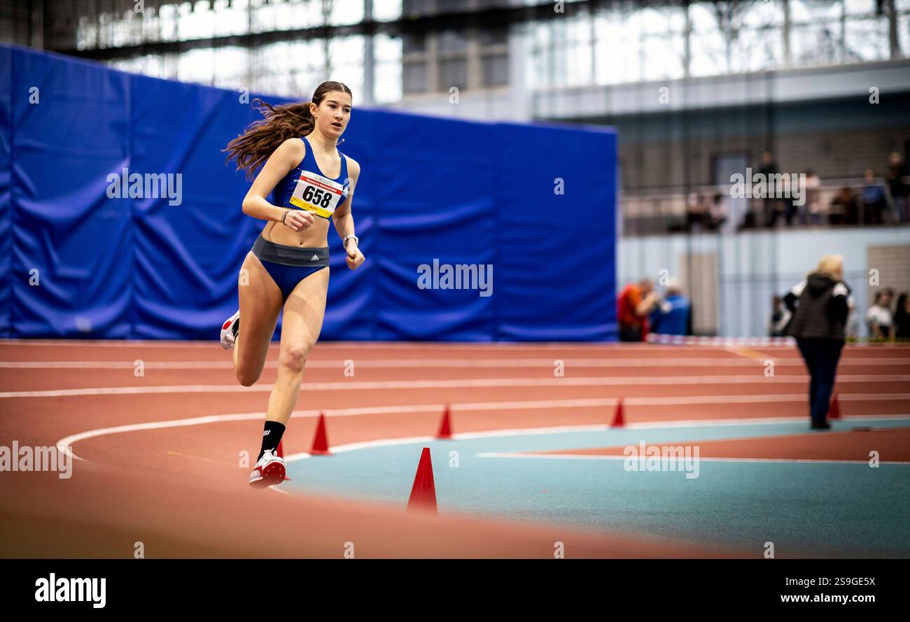 Carlotta Diels (TV Waldstra?e Wiesbaden) im 400m-Lauf; Hessische Hallenmeisterschaften M?nner ...