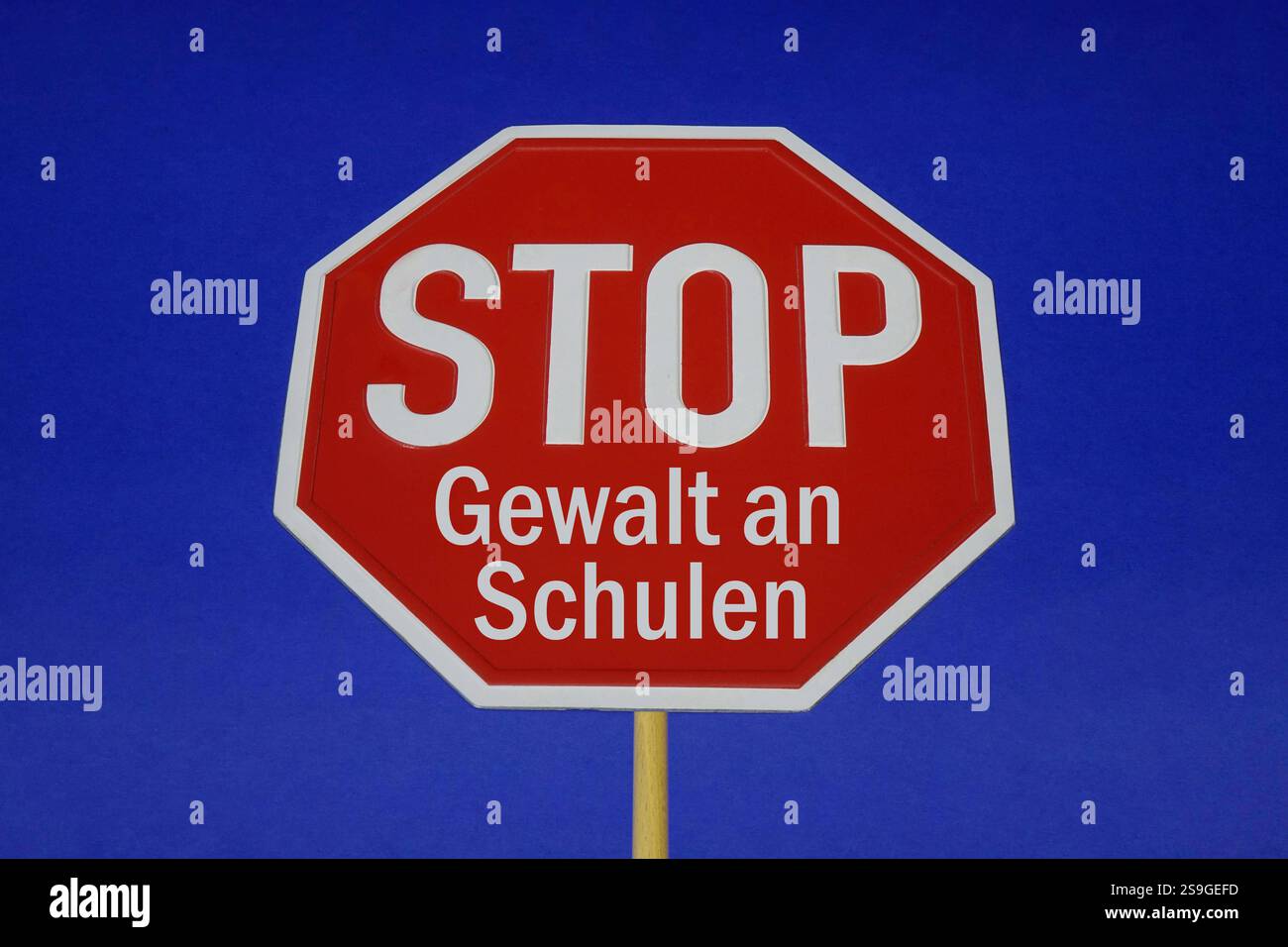 Stoppschild mit Schriftzug Gewalt an Schulen Fotomontage: Stoppschild ...