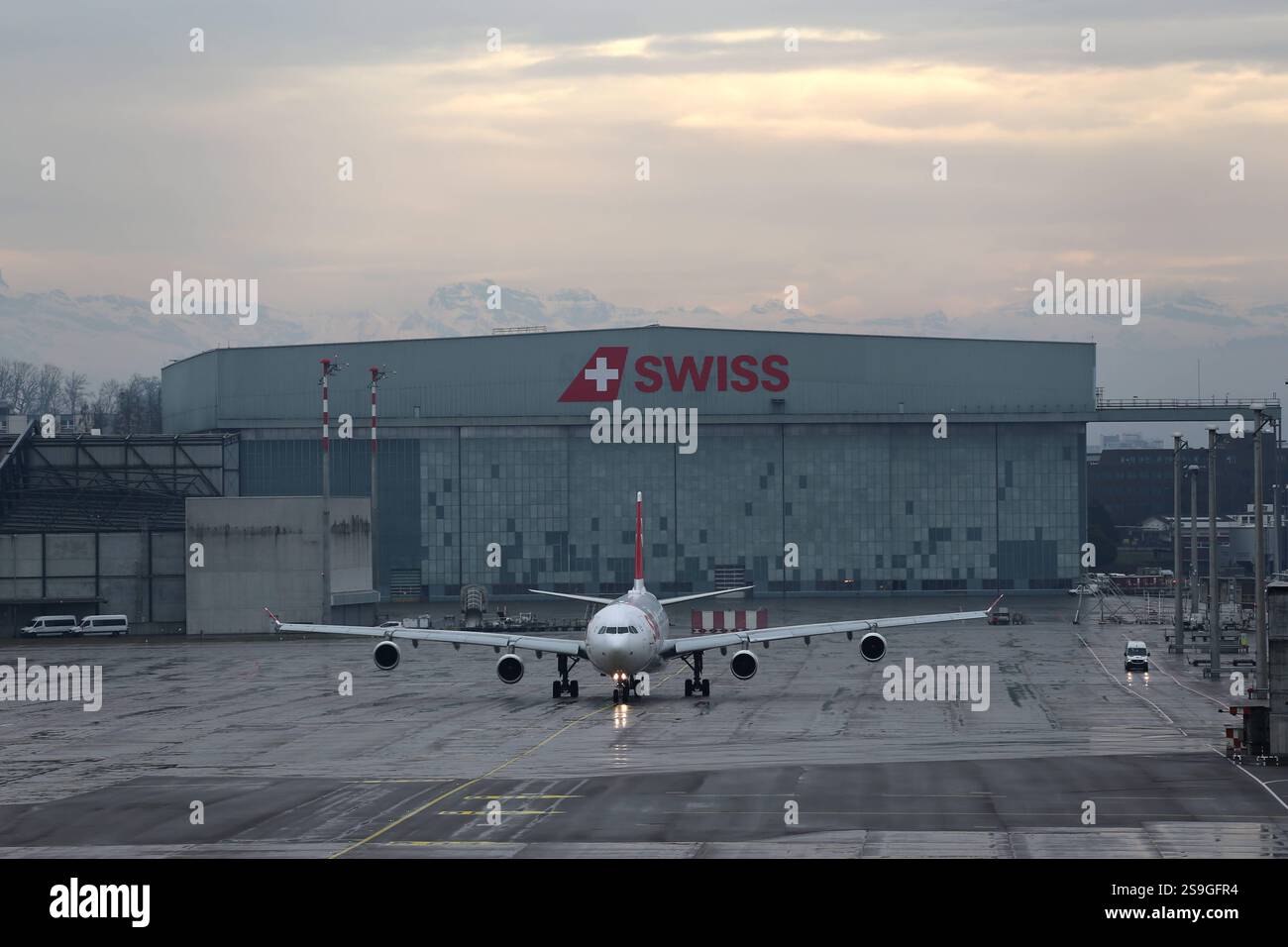 Ein Passagierflugzeug der Schweizer Fluggesellschaft Swiss vom Typ ...