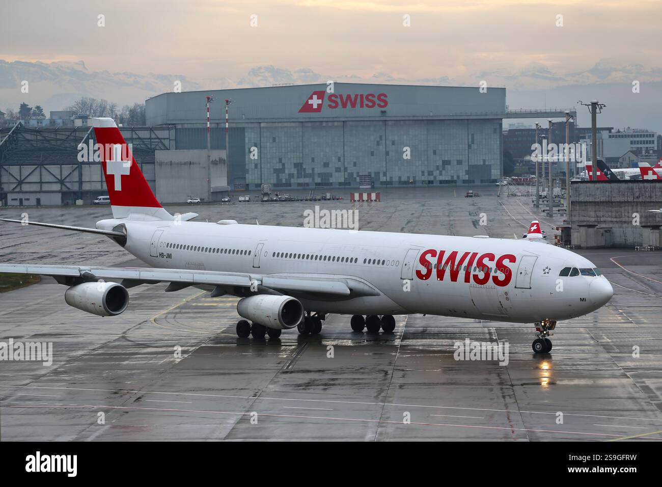 Ein Passagierflugzeug der Schweizer Fluggesellschaft Swiss vom Typ ...