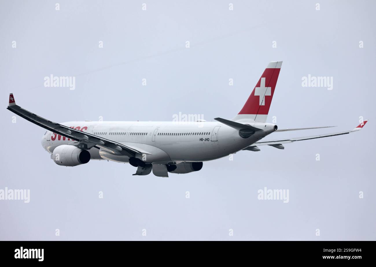 Ein Passagierflugzeug der Schweizer Fluggesellschaft Swiss vom Typ ...