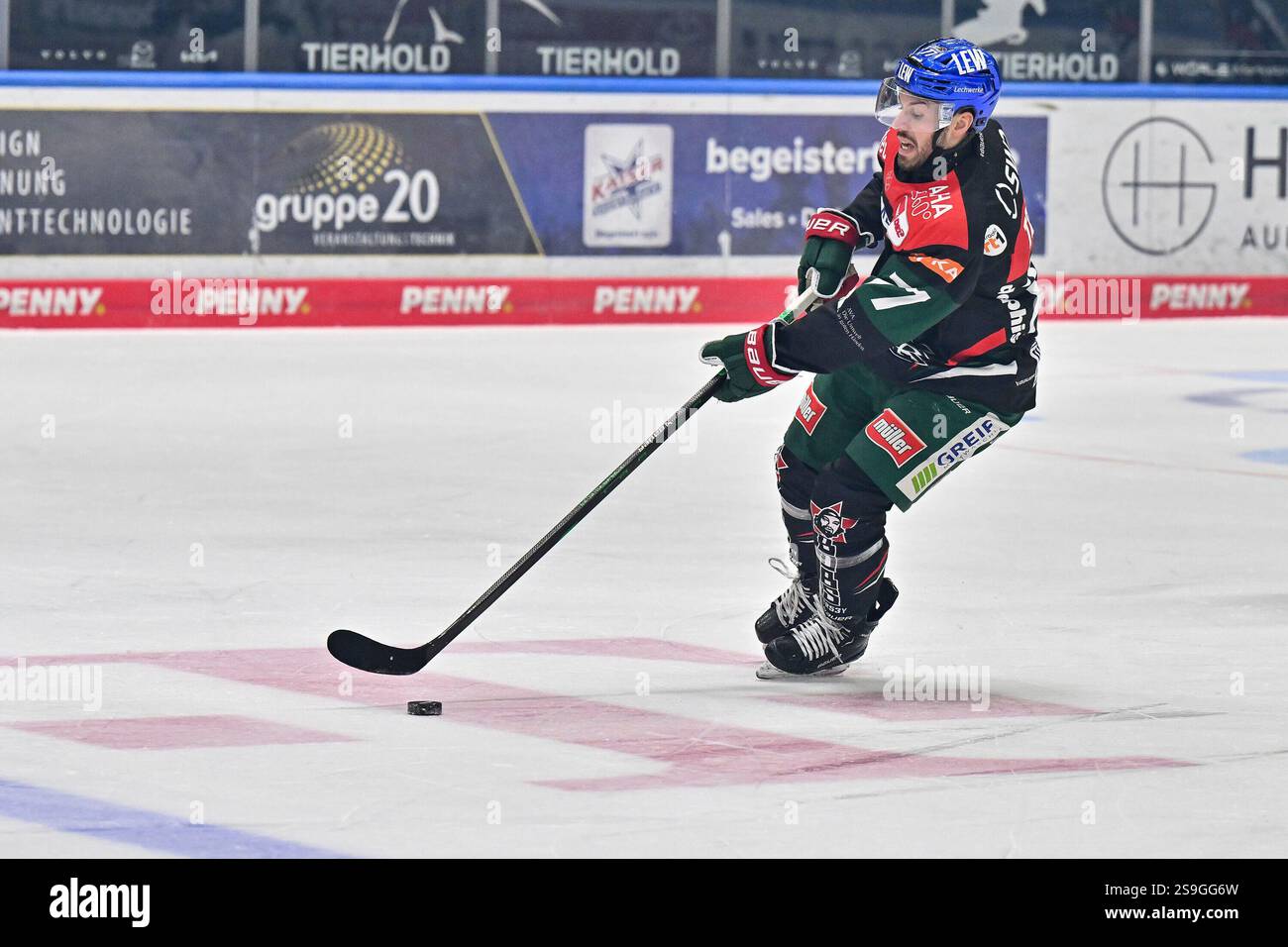 am PUck Luca TOSTO (Augsburger Panther #77) / Freisteller / Einzelfoto ...