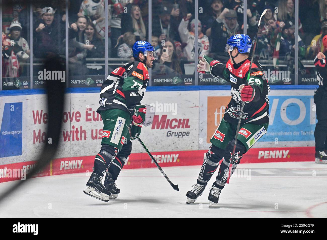 Jubel der Panther nach dem Treffer zum 1-0 druch Luca TOSTO (Augsburger ...