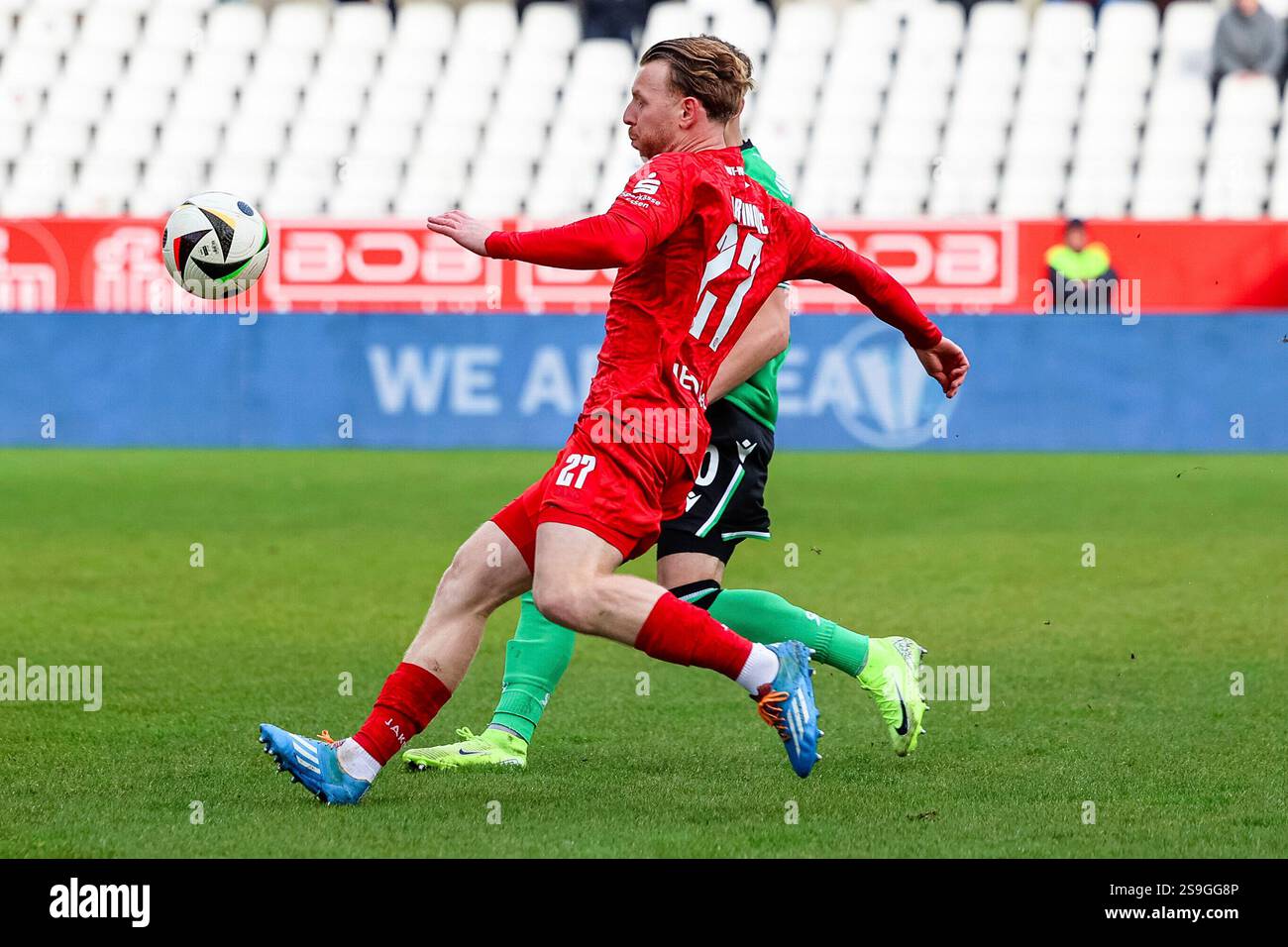 Dominik Martinovic (RWE) im Lauifduell mit Eric Uhlmann (H96) Rot-Weiss ...