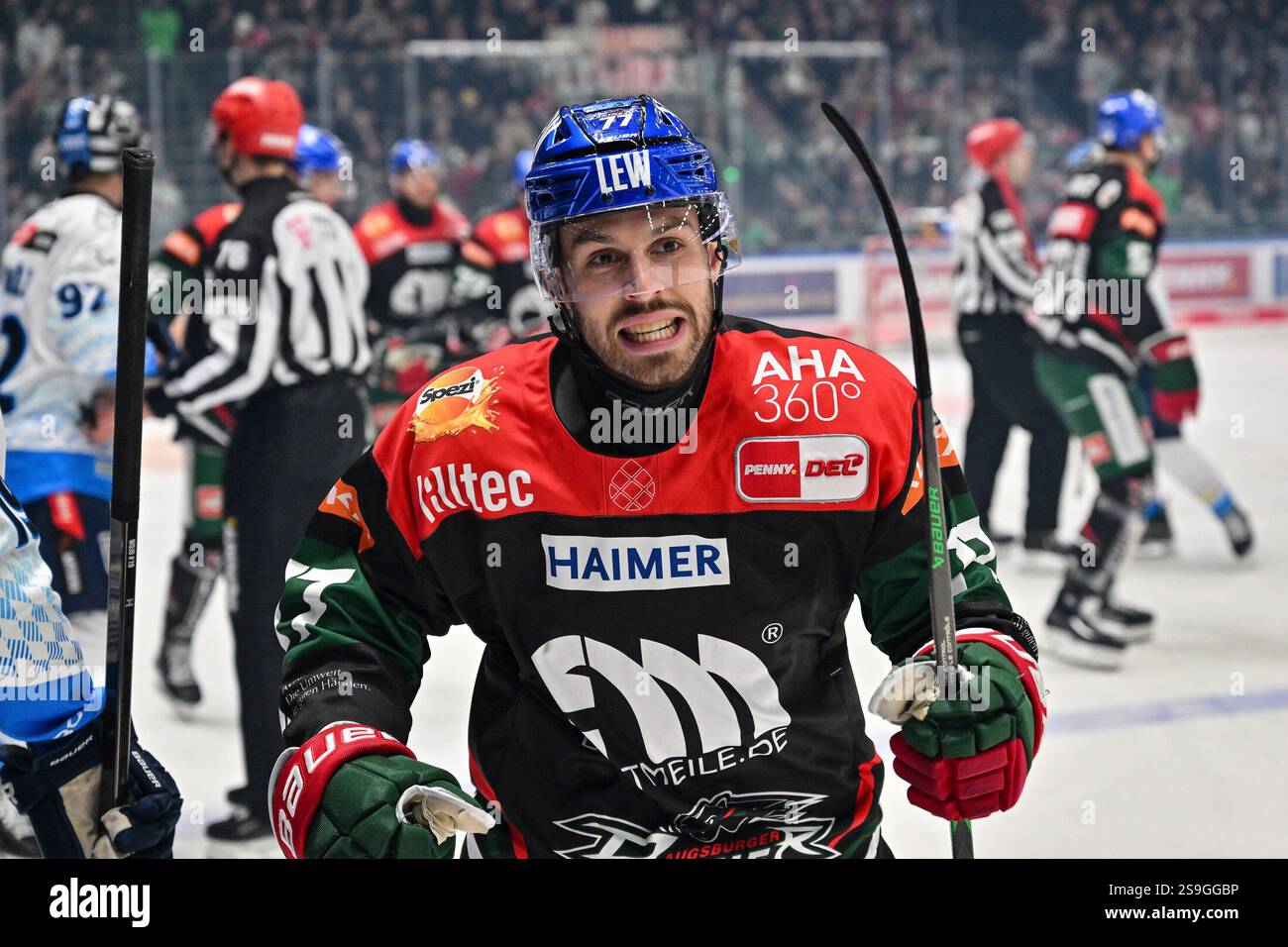 Jubel der Panther nach dem Treffer zum 1-0 druch Luca TOSTO (Augsburger ...