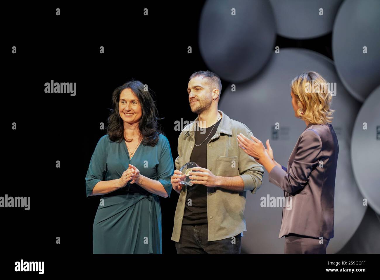 En Tol Sarmiento member Iñigo Etxezarreta (c) and Sabino Arana ...