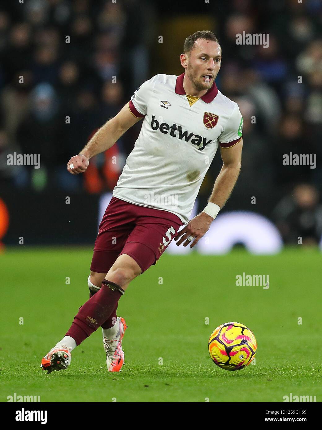 Vladimír Coufal of West Ham United makes a break with the ball during ...