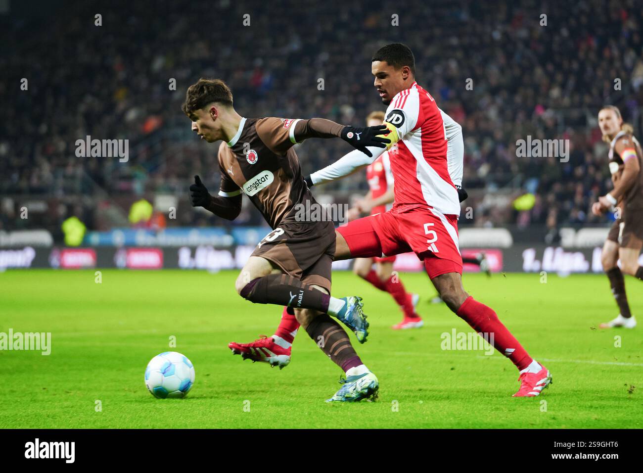 Philipp Treu (FC St. Pauli, #23), Danilho Doekhi (1. FC Union Berlin ...