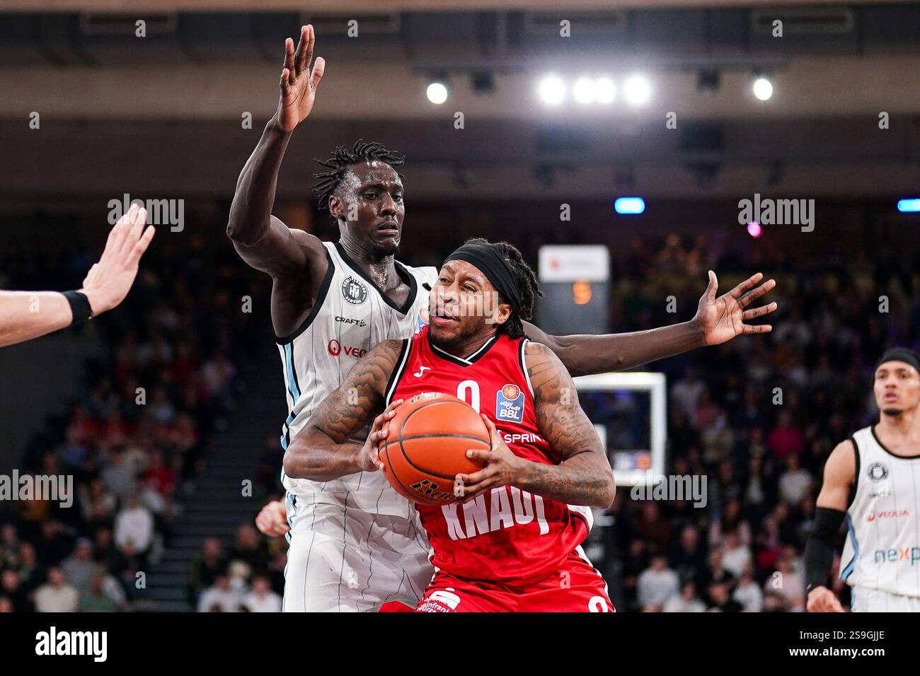 Mike Lewis II (Fit/One Wuerzburg Baskets, #00) im Zweikampf mit Kur ...