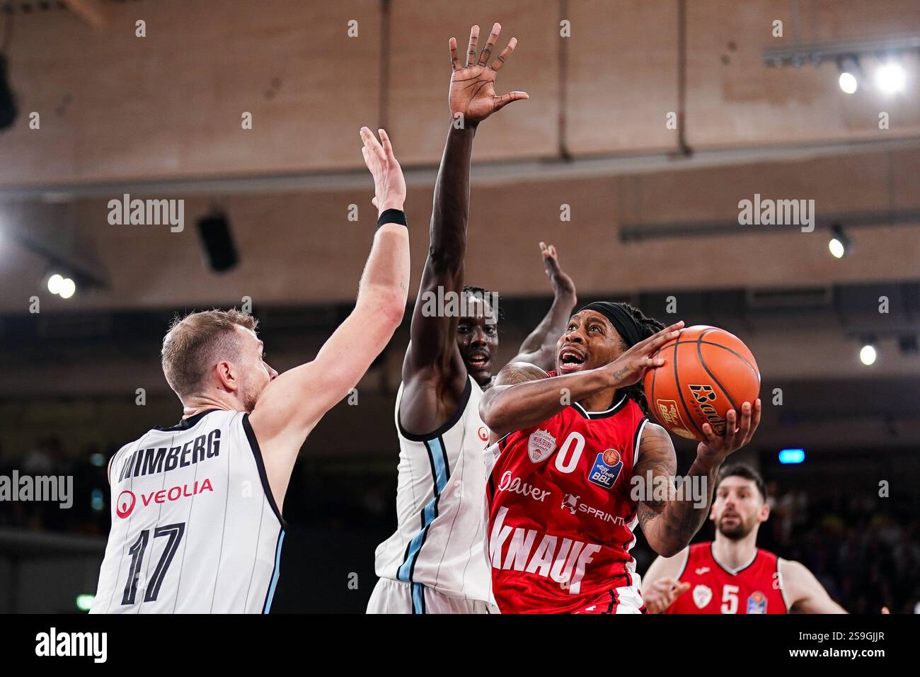 Mike Lewis II (Fit/One Wuerzburg Baskets, #00) im Zweikampf mit Kur ...