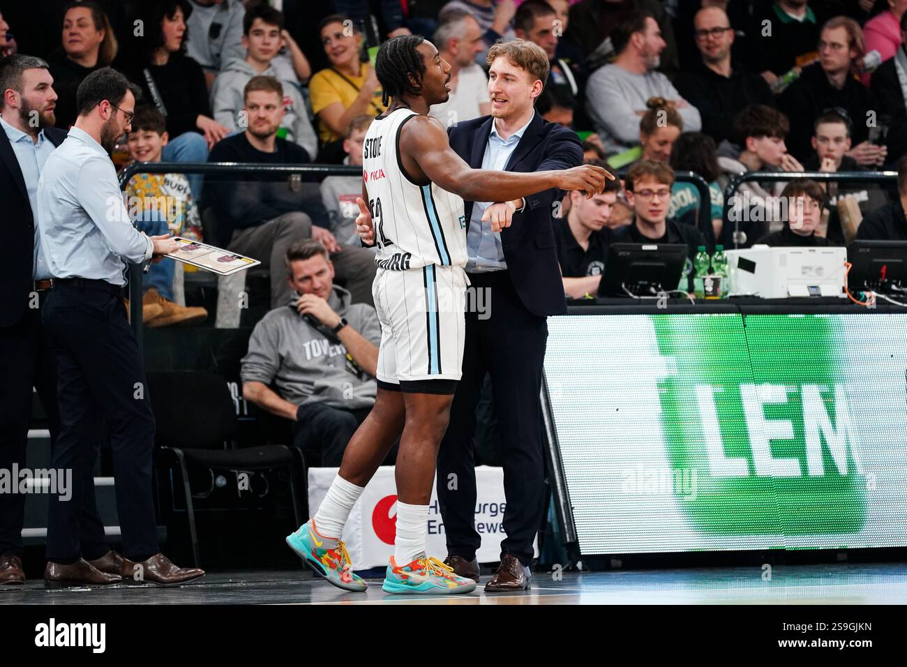 Jacob Hollatz (Veolia Towers Hamburg, Assistenztrainer) gibt Johnathan ...