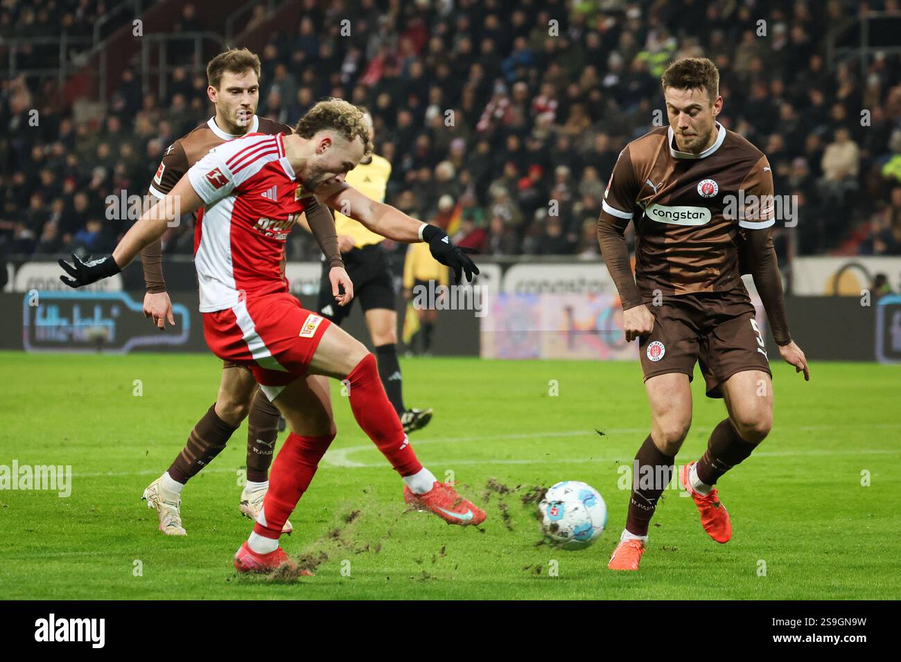 26 January 2025, Hamburg: Soccer: Bundesliga, FC St. Pauli - 1. FC ...
