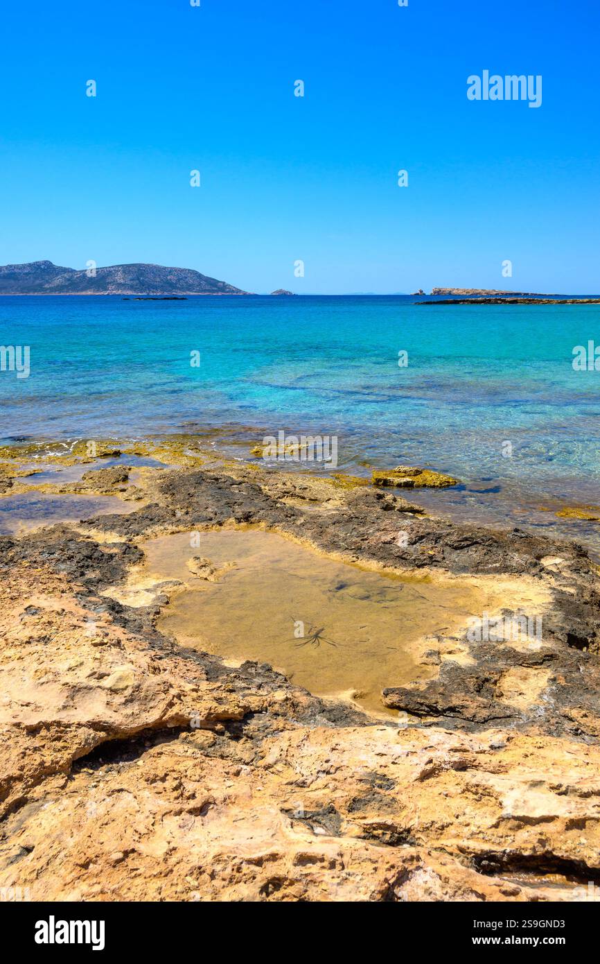 Ano Koufonisi beach with rocks and azure sea water. Small Cyclades ...