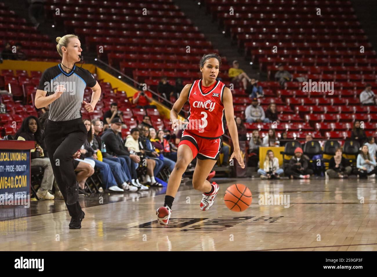 Cincinnati Bearcats guard Reagan Jackson (3) drives down court in the ...