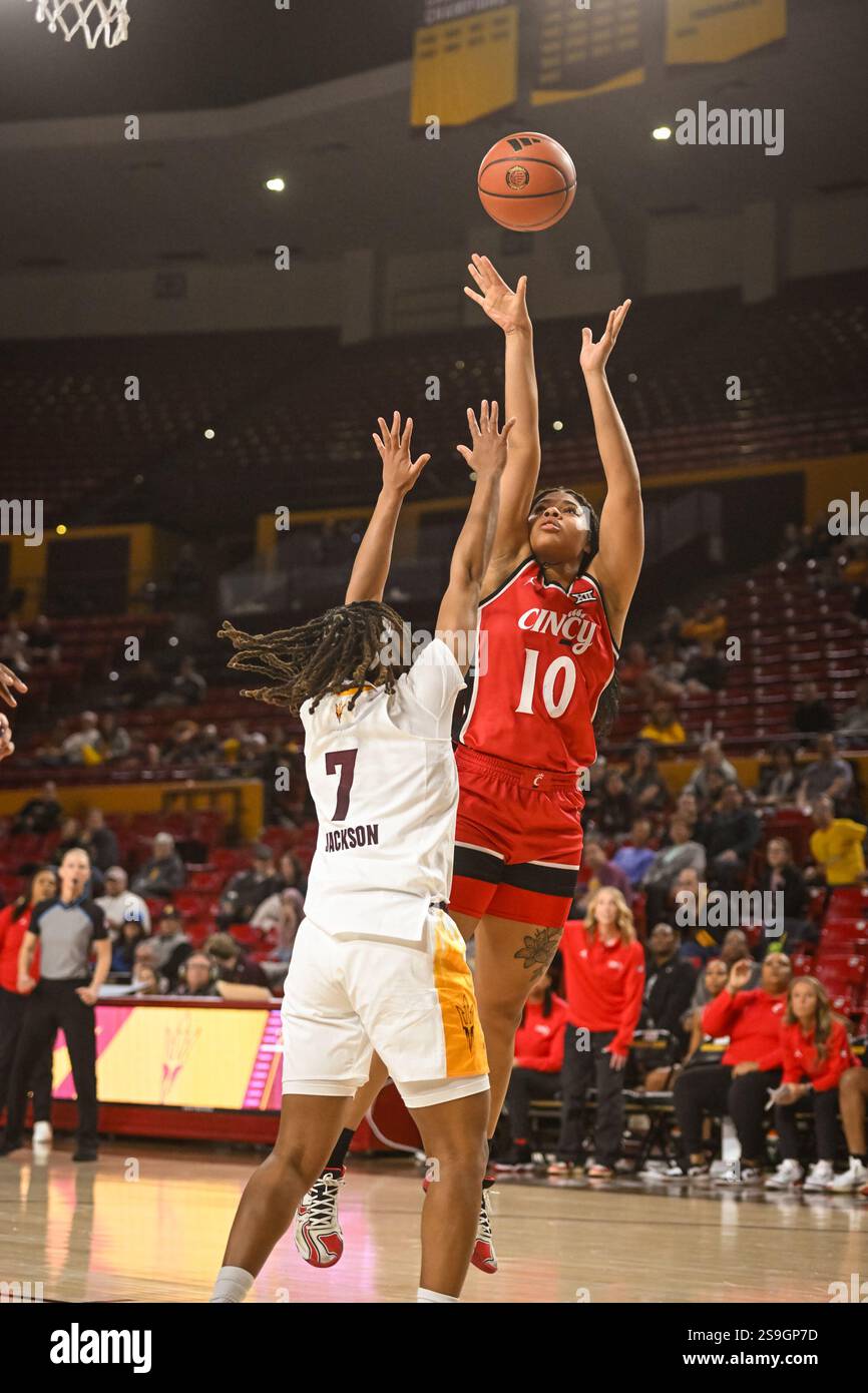 Cincinnati Bearcats forward Brianna Byars (10) attempts a shot in the ...