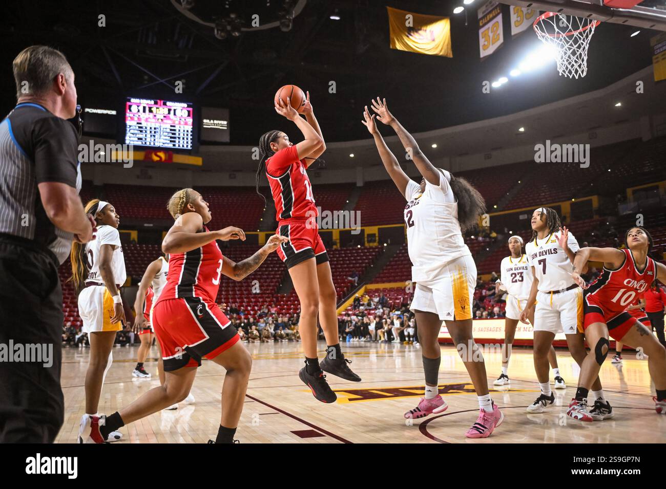 Cincinnati Bearcats forward Jillian Hayes (20) attempts a shot in the ...