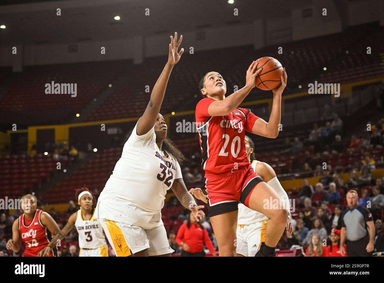 Cincinnati Bearcats forward Jillian Hayes (20) attempts a shot in the ...