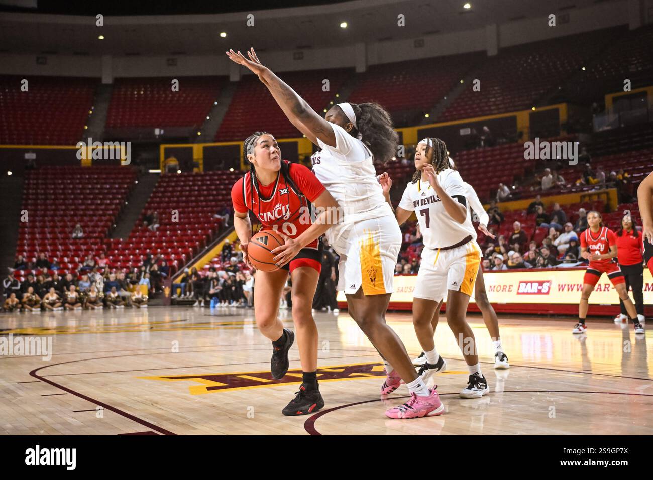 Cincinnati Bearcats forward Jillian Hayes (20) attempts a shot in the ...