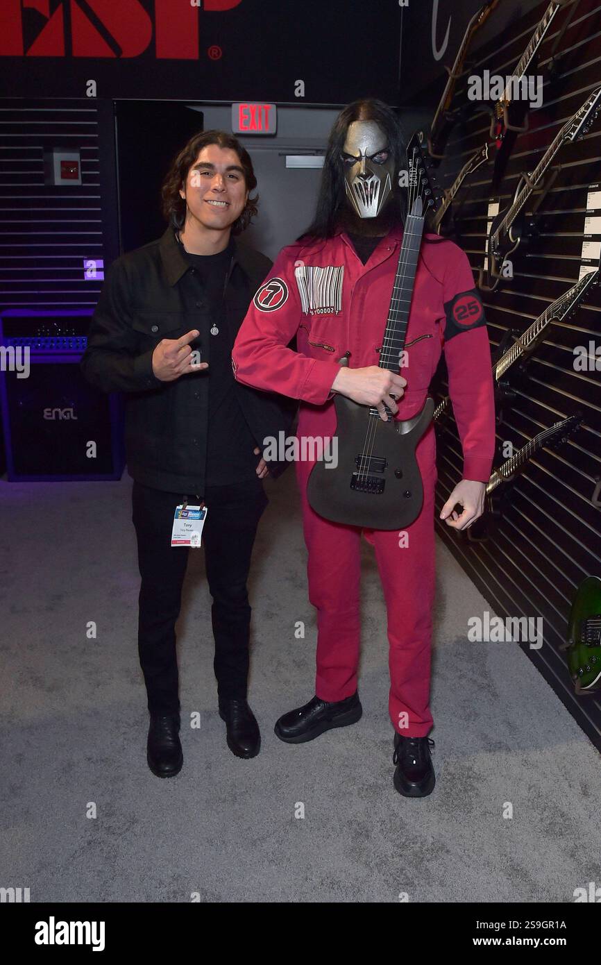 Tony Rauser und Mick Thomson auf der Musikmesse NAMM Show 2025 im ...