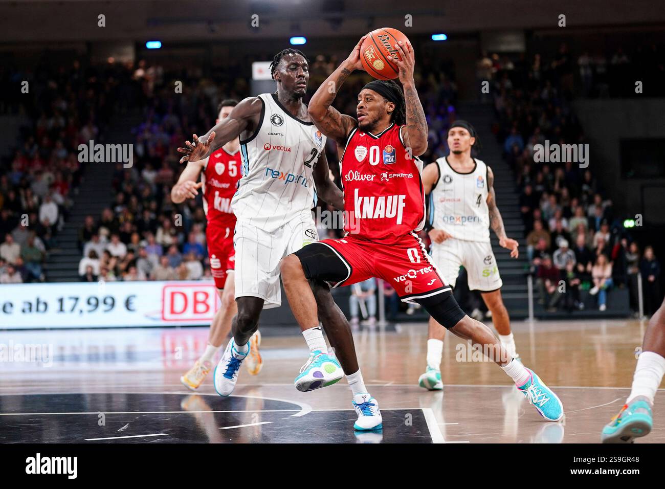 Mike Lewis II (Fit/One Wuerzburg Baskets, #00) im Zweikampf mit Kur ...