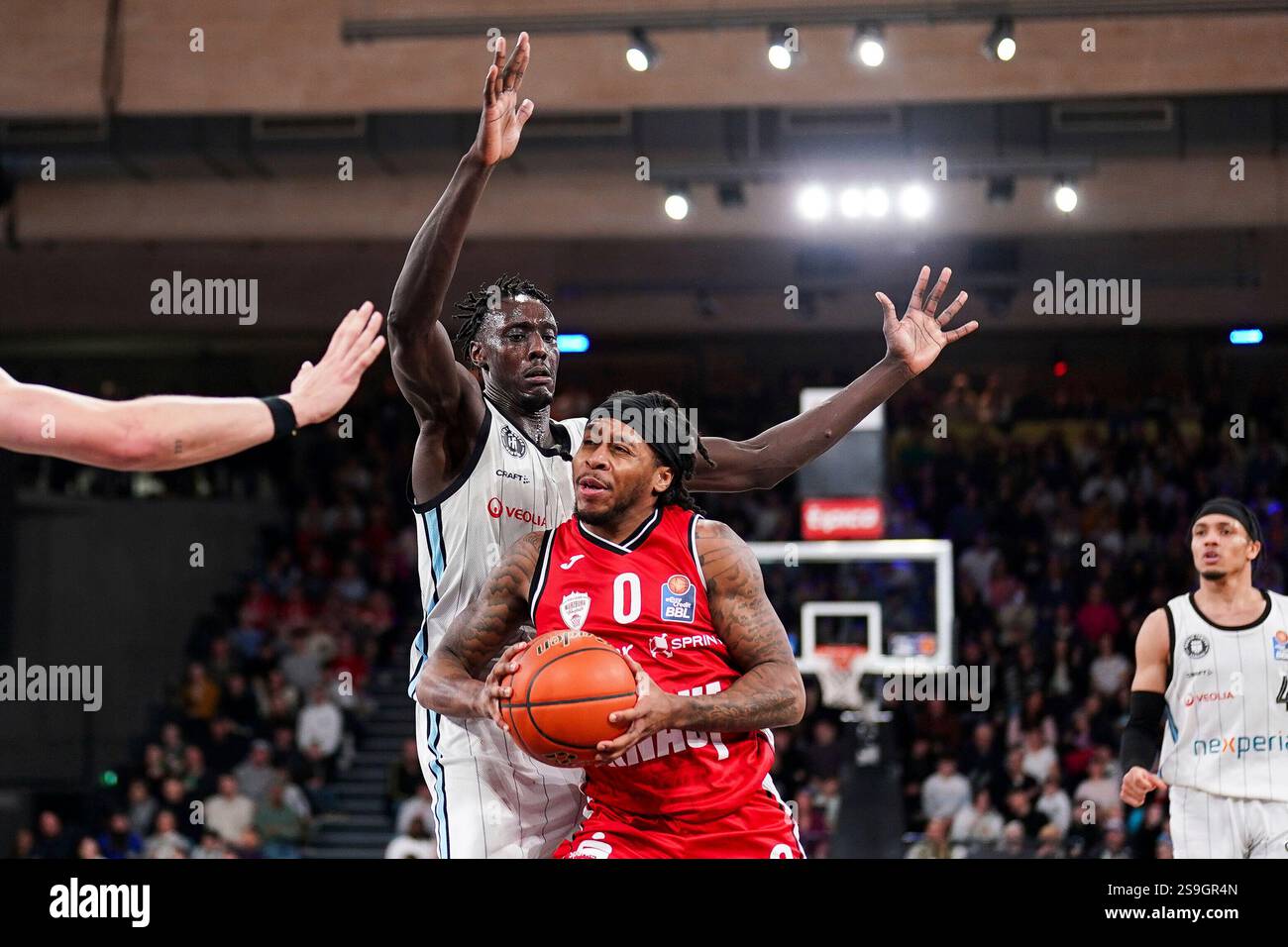 Mike Lewis II (Fit/One Wuerzburg Baskets, #00) im Zweikampf mit Kur ...